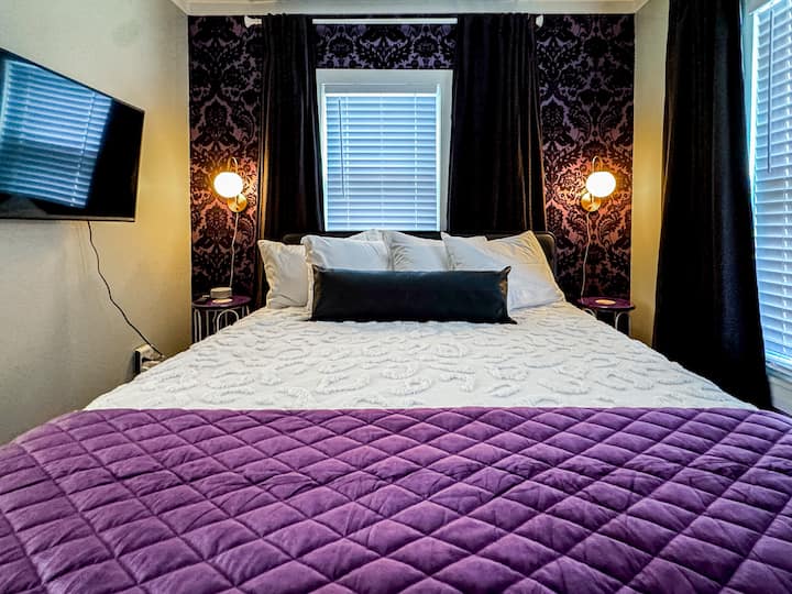 Dearly Beloved Den | Purple Glam Pad Near Msp&moa - 明尼亞波里斯