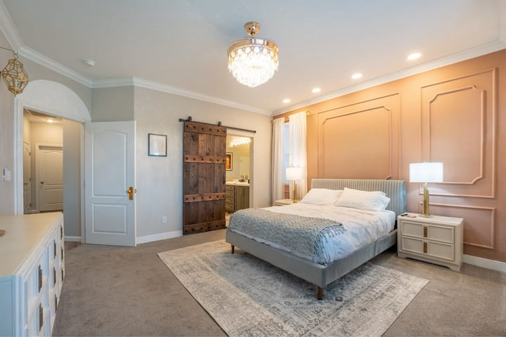 Vegas-style Desert Luxury:themed, Gameroom, Hottub - Henderson, NV