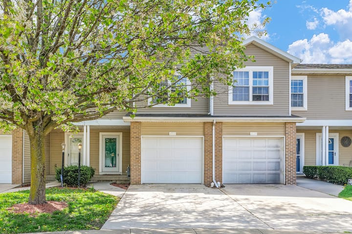 Serene 3-bedroom Townhouse With Water View - Champaign, IL