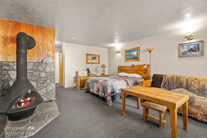 Williamette Pass Inn - Single Queen Room W/futon - Odell Lake, OR