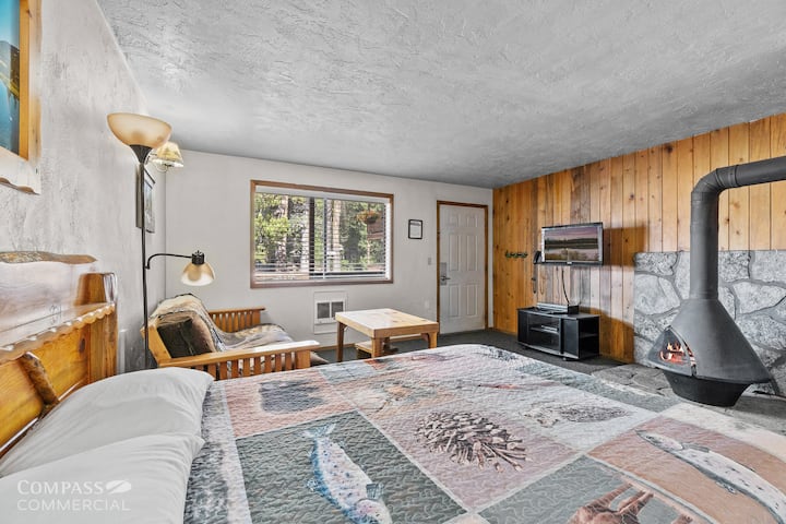 Williamette Pass Inn - Queen Room With Kitchenette - Pet Friendly - Odell Lake, OR