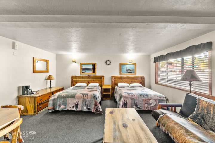 Williamette Pass Inn - Two Queen Room With Kitchenette - Pet Friendly - Odell Lake, OR