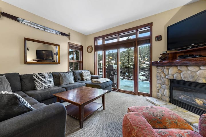 Trapper's Landing 38: 2br + Sleeping Den W Hot Tub - Sun Peaks Resort, BC