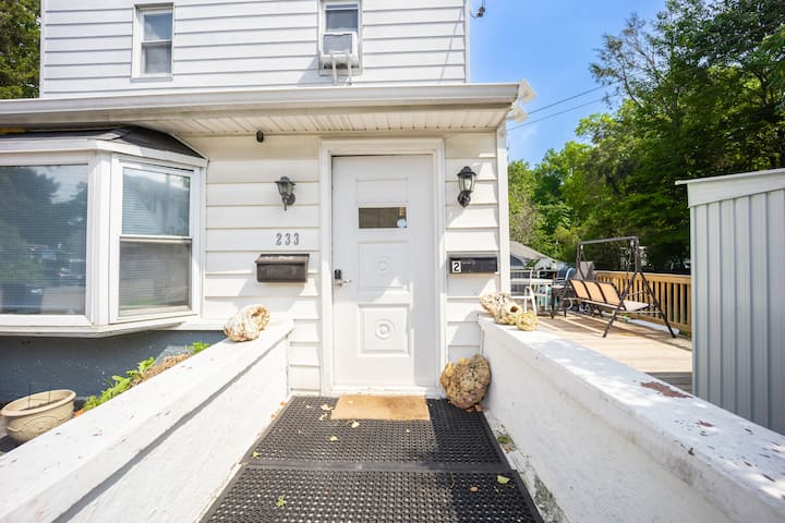 Entire 2nd Floor House: Yard, Parking, Train Nyc. - White Plains, NY