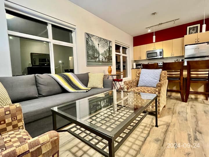 Central 2br Apt:gym, Parking, Transit, Free Cancel - Surrey