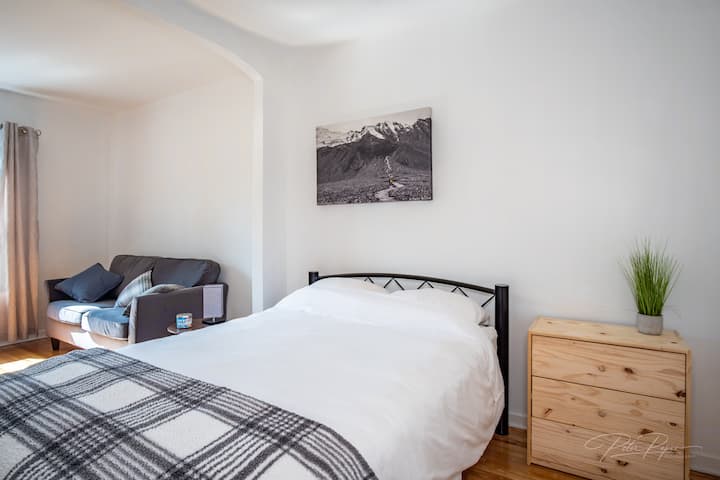 Comfy Apartment Near Downtown & Metro Station - Montréal, QC