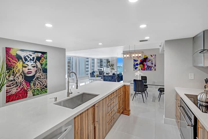 The Queen B! Water & Skyline Views - Renovated - Miami