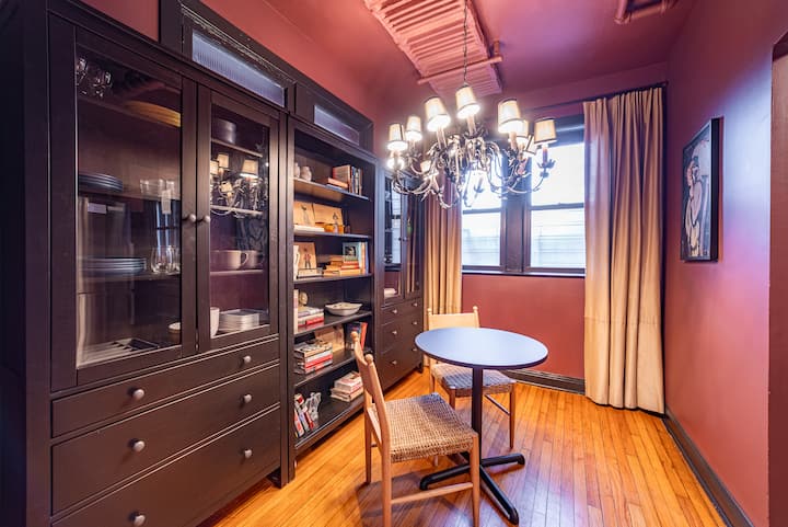 A Novel Situation • Vintage 1br Near Wrigley - Lincoln Park - Chicago