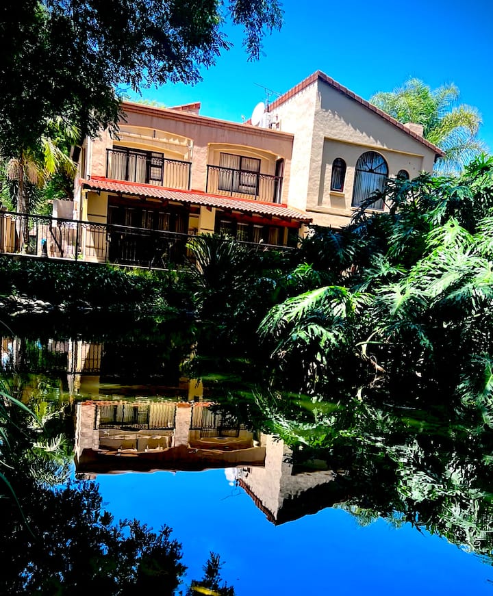 Hartebeespoort Upmarket Pond Villa - Hartbeespoort