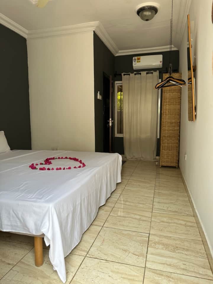 Single Room With Private Bathroom & Garden View - 감비아