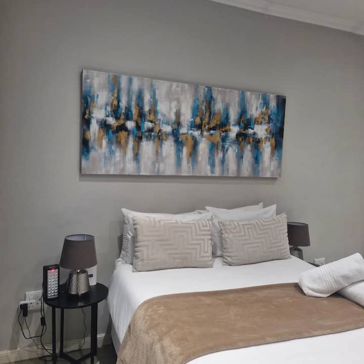 Charming Room In Aparthotel With A Pool View - Tembisa
