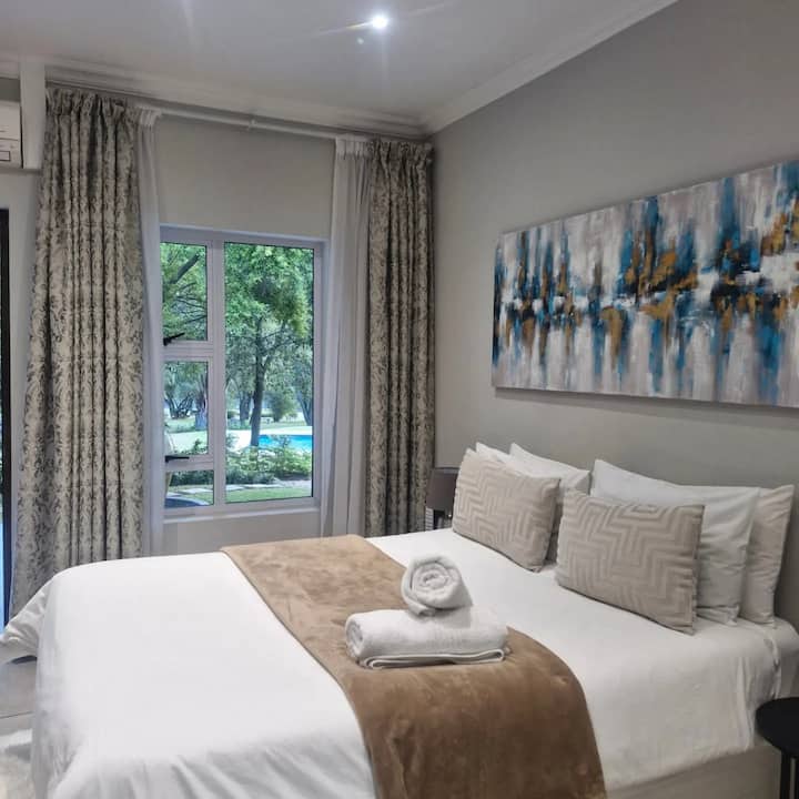 Charming Room In Aparthotel With A Pool View - Midrand