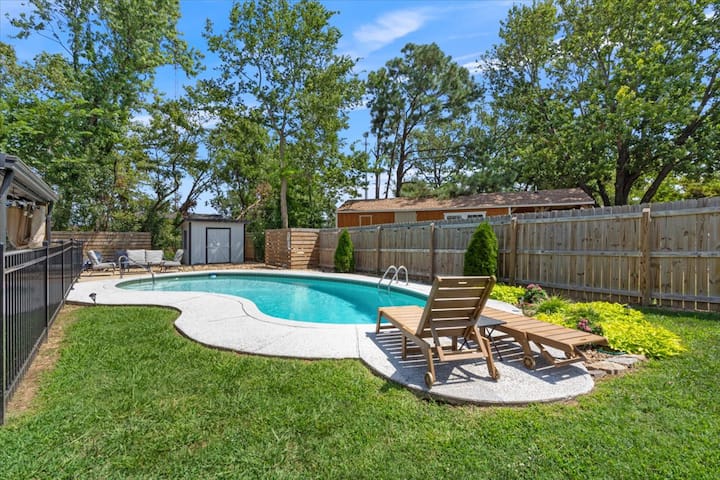 Pool! Bike In! Fire Pit, Ping Pong &More! Dogs Ok! - Rogers, AR