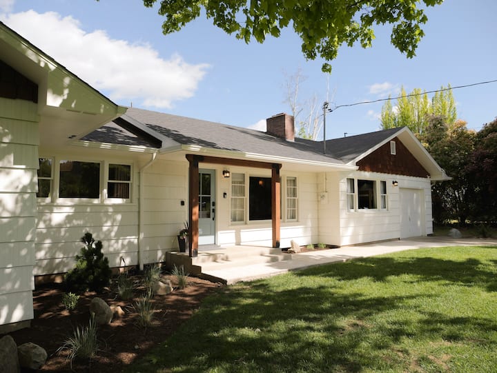 Stunning Designer Home W/ Chef’s Kitchen - Medford - Medford, OR