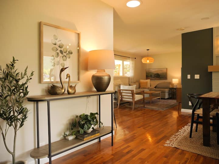 Chic 4 Bed/2 Bath House With Large Yard - Jacksonville, OR