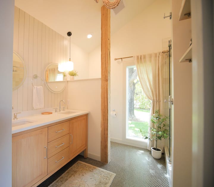 Chic 4 Bed/2 Bath House With Large Yard - Jacksonville, OR