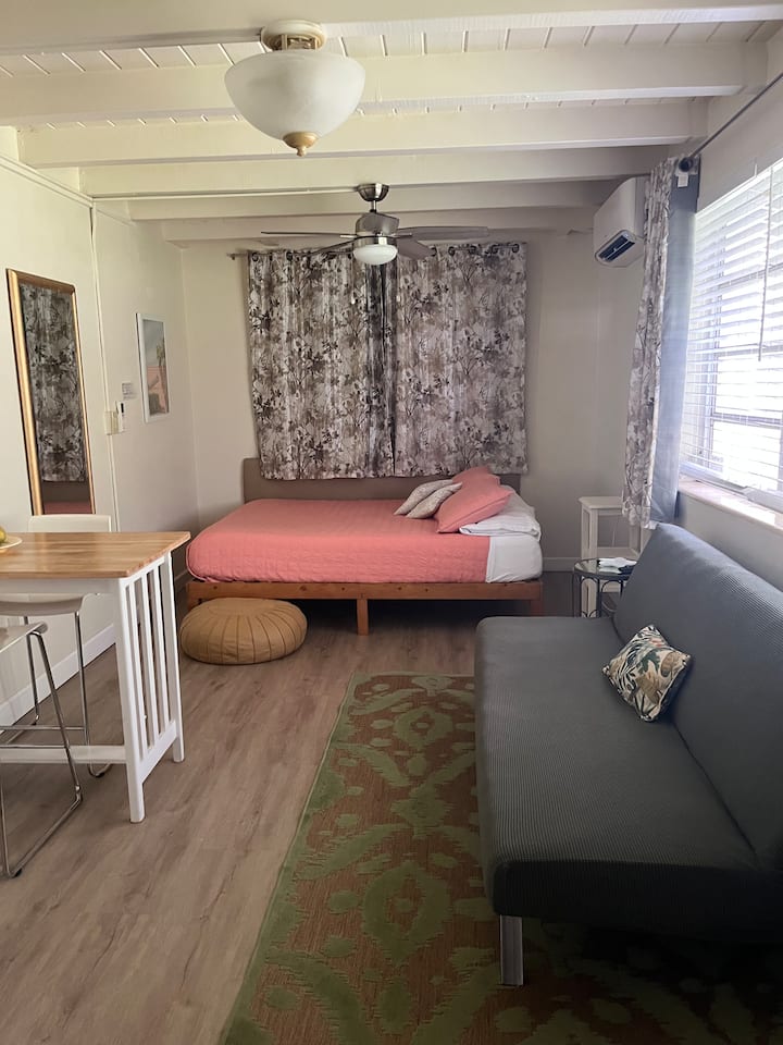 Private North Miami Studio With Full Kitchen - North Miami, FL