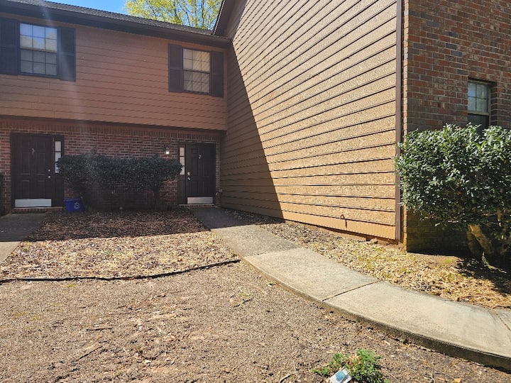 Cozy 3 Bdrm Townhouse In Smyrna - 3 Mi From Braves - Smyrna, GA