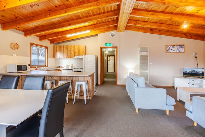 Blue Gum Cottage - Spacious 3br + Lakeside Views - Jindabyne