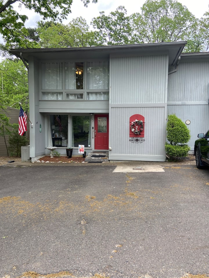 Beautiful & Spacious Townhome Near Desoto Lake - Hot Springs Village, AR