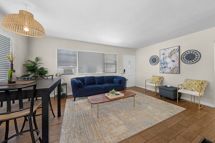 Stylish Pb Bungalow, Just Blocks To The Beach - San Diego, CA