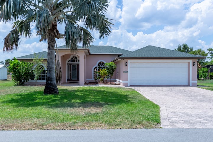 Villa Sebring Large Home With Heated Pool - Lehigh Acres, FL