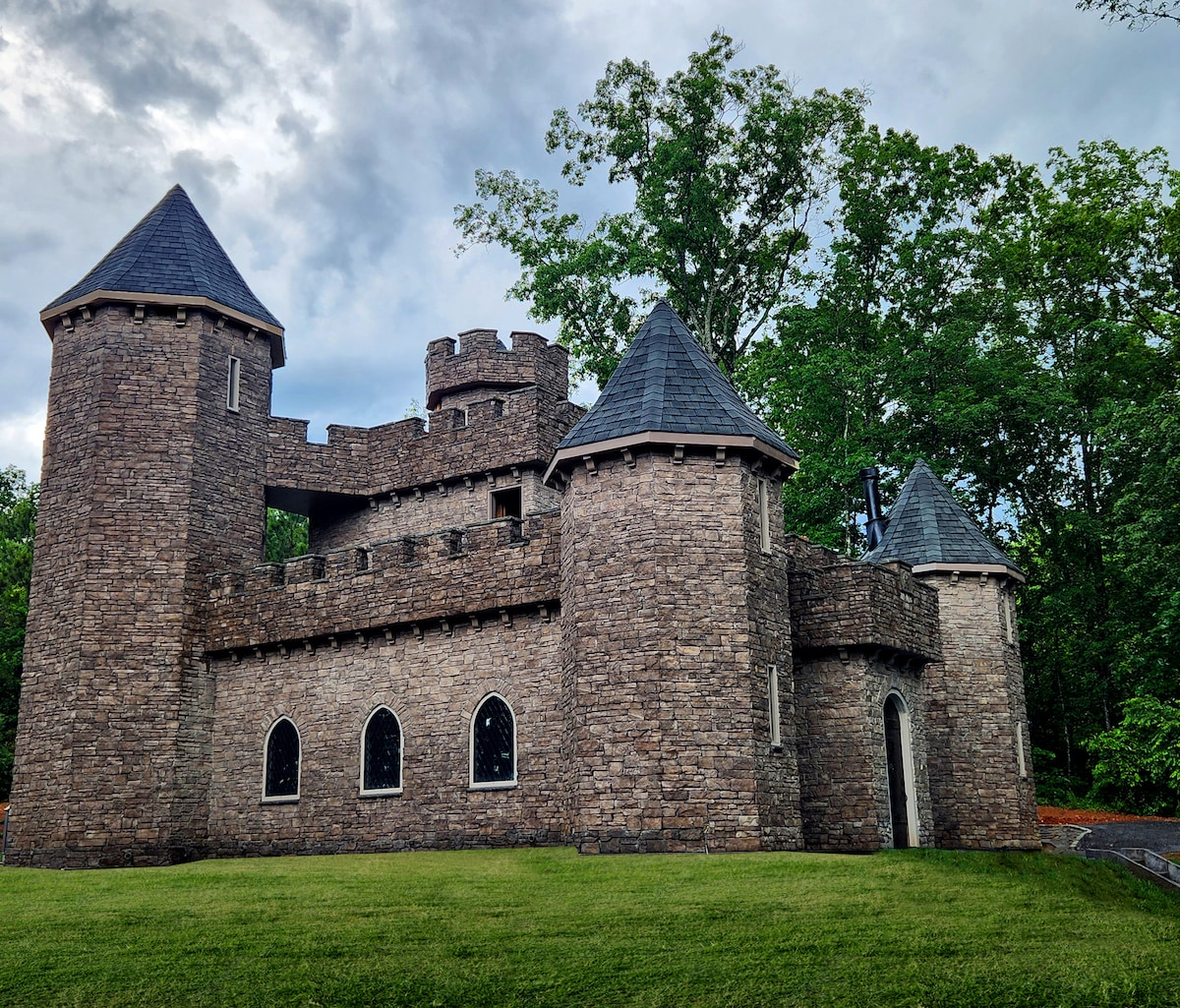 Luxury Castle w/hot tub sleeps 8 w/ treasure hunt! - Castles for Rent ...