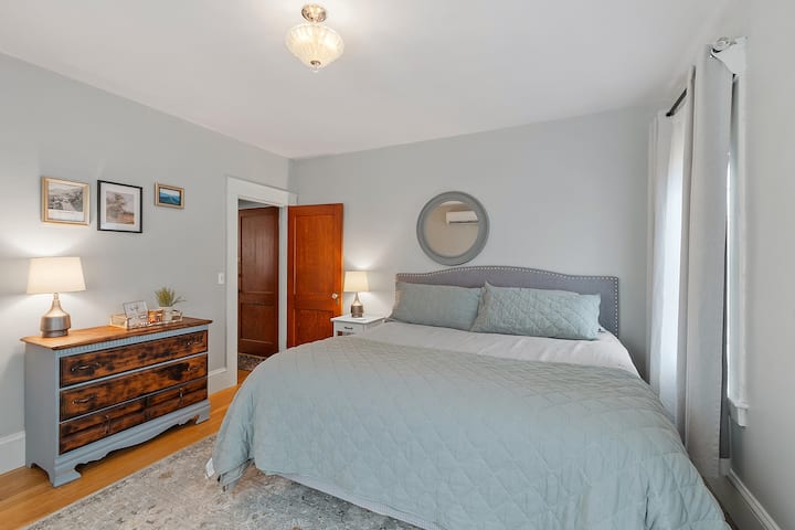 King Bed! 5 Min Walk To Downtown! - Manchester, NH