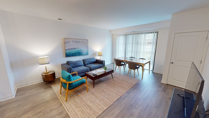 Expansive 2 Bedroom With Balcony & Courtyard Views - Schaumburg, IL