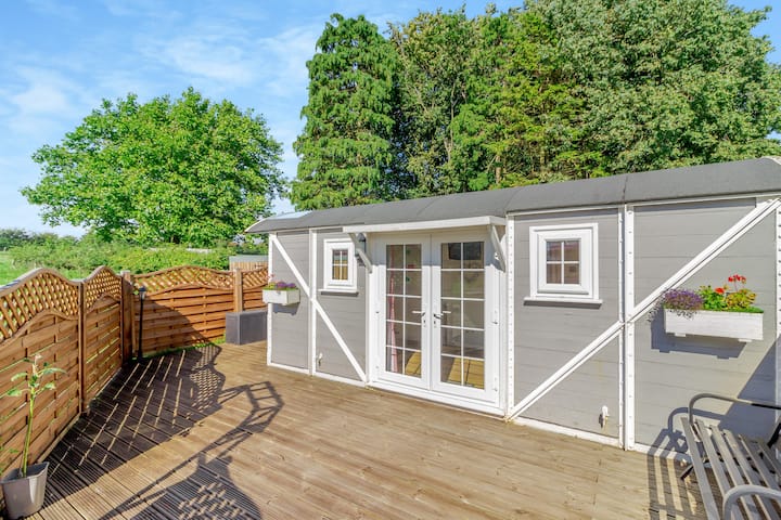 Delightful Cowbridge Railway Carriage + Hot Tub - Cowbridge
