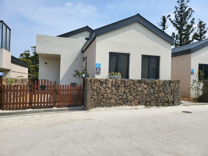 가성비 최고,풀옵션,공항시내인접,
2층신축고급전원주택,
마당,2중문,불멍바베큐가능,숲뷰 - Jeju