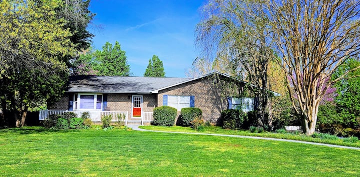 Quiet Home With A Backyard Oasis - Maryville, TN
