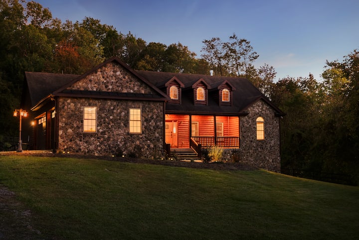 Luxury Lodge Fire Pit, Hot Tub, & Sauna - Shenandoah River State Park, Bentonville