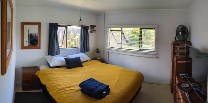 Classic Kiwi Bach Minutes Walk To The Beach & Town - Whitianga