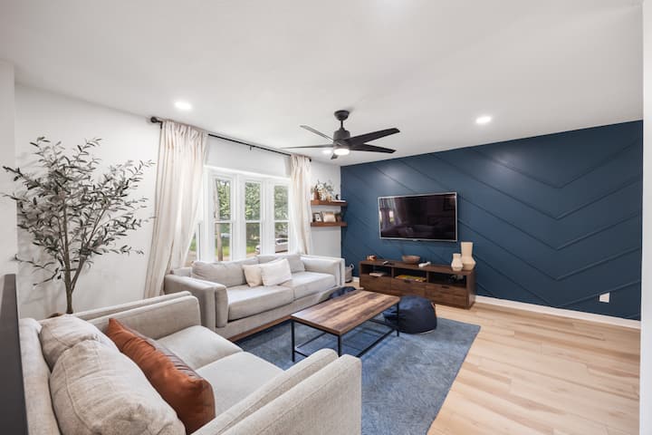 Stylish 4 Bd | 2 Bath Home Near Airport & Downtown - Des Moines, IA