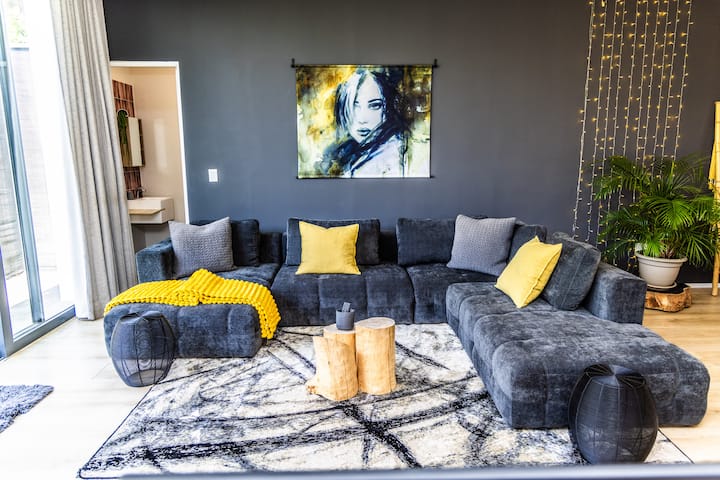 Large Sophisticated Garden Apartment With Pool - Sandton