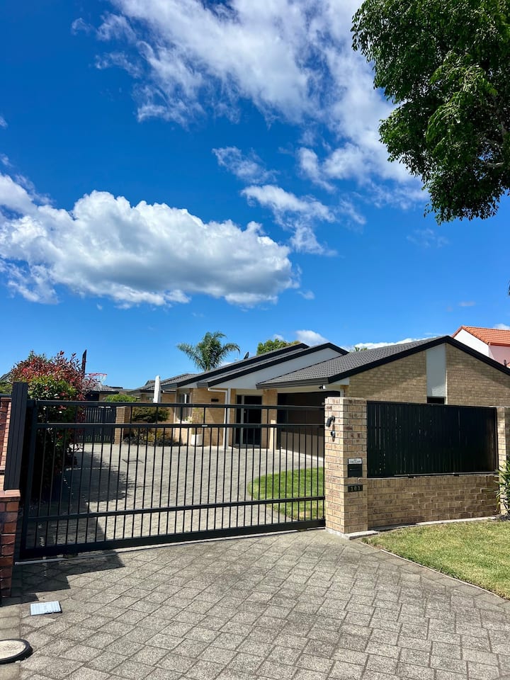 Renovated Home By The Beach - Mount Maunganui