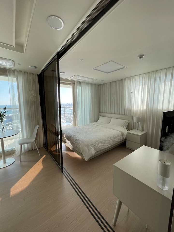 속초 등대 해변앞 위치한 신축콘도 압도적인 오션뷰 호텔리어가 인정한 속초 깨끗한 객실1위 - Sokcho-si