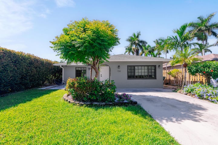 Cheerful 3-bed Home W/ Resort Like Backyard & Pool - Naples Park, FL