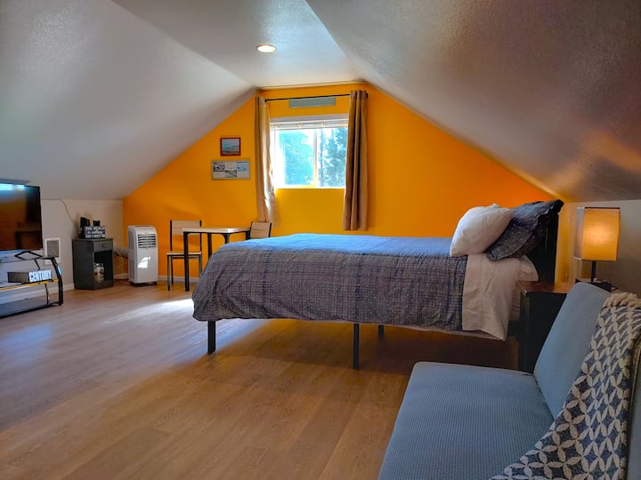 1-block Off Hwy 101 • 1-mile To Tillamook Creamery - Tillamook, OR