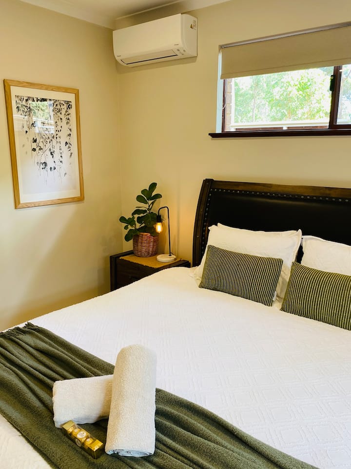 The Green Room. Self Contained King Suite. Massage - Margaret River