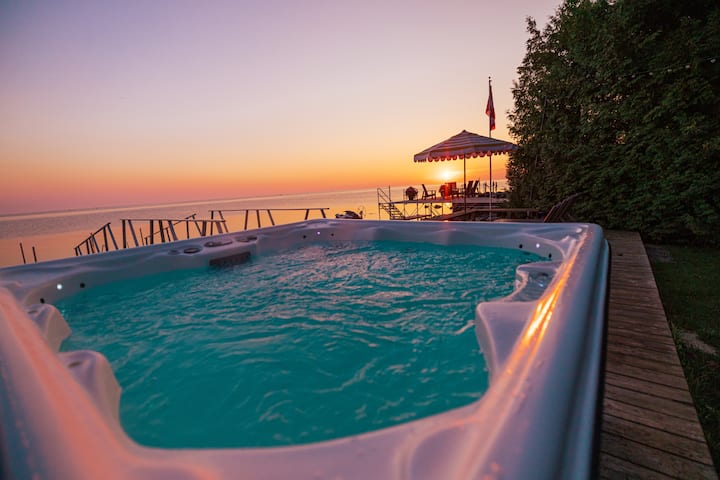 Beach House Hideaway By Post Office Motel *Hot Tub - Meaford
