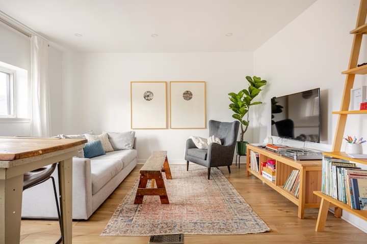 Bright One-bedroom With King Bed, Close To Subway - Toronto