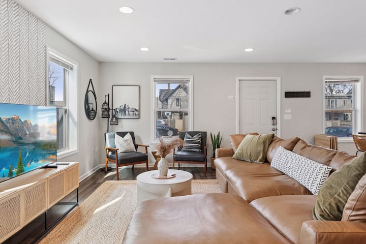 New Spacious Abode | Bright + Modern Uptown Home - Minneapolis, MN