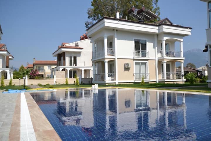 Denize 500m Mesafede Foçada Havuzlu Site Içinde Ev - Fethiye
