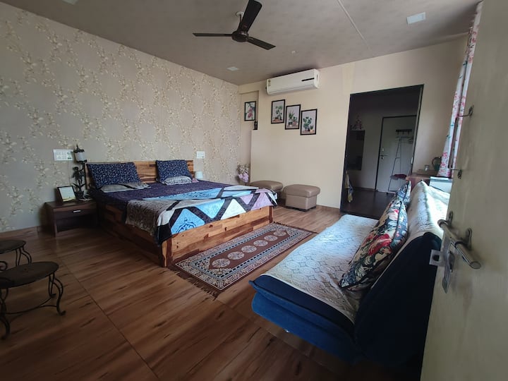 Nature's Nest Homestay With Private Terrace - Lonavala