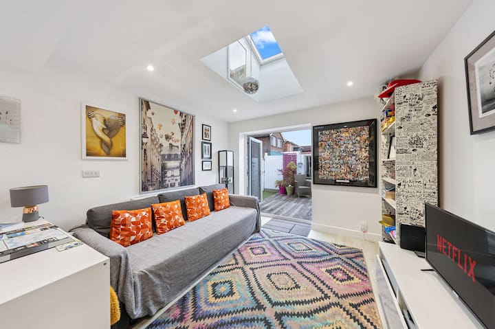 Town Centre 2 Bed Apartment With Parking & Garden - Highcliffe