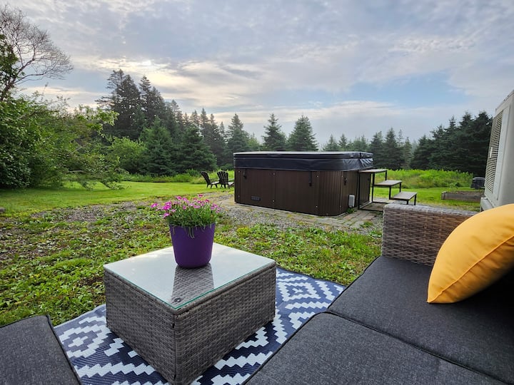 Hens & Honey Farmhouse (Hot Tub/free Farm Visits) - Cape Breton Island