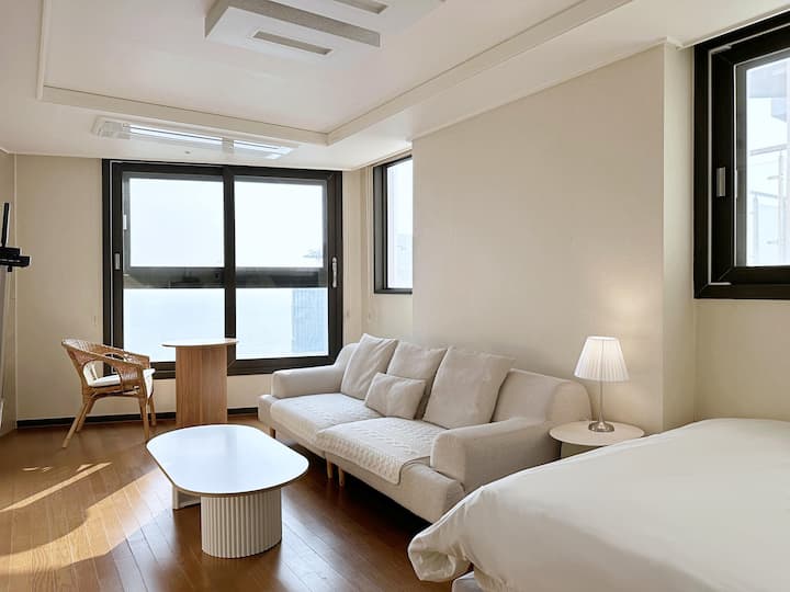 / Mare / #스위트룸#엘시티와해변1분#넷플릭스#해운대오션비치뷰#가족연인친구여행 - Busan