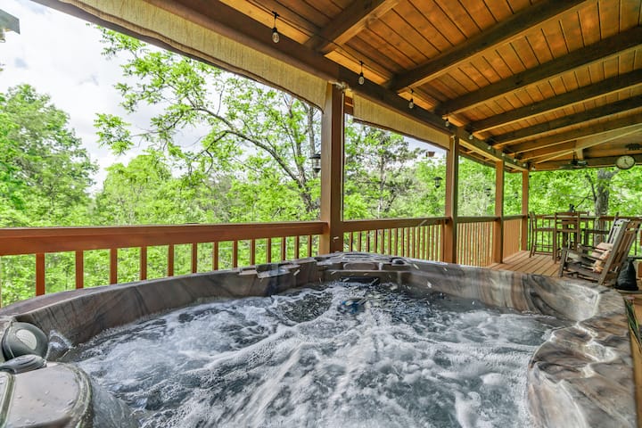 The Den Rustic Romantic Cabin - Sevierville, TN